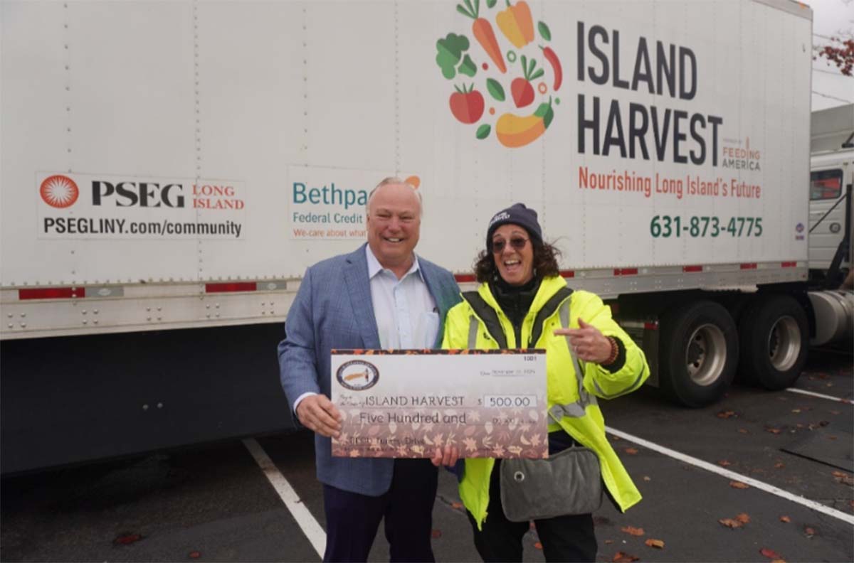 Limo group donates to Bethpage FCU’s annual Turkey Drive supporting ...