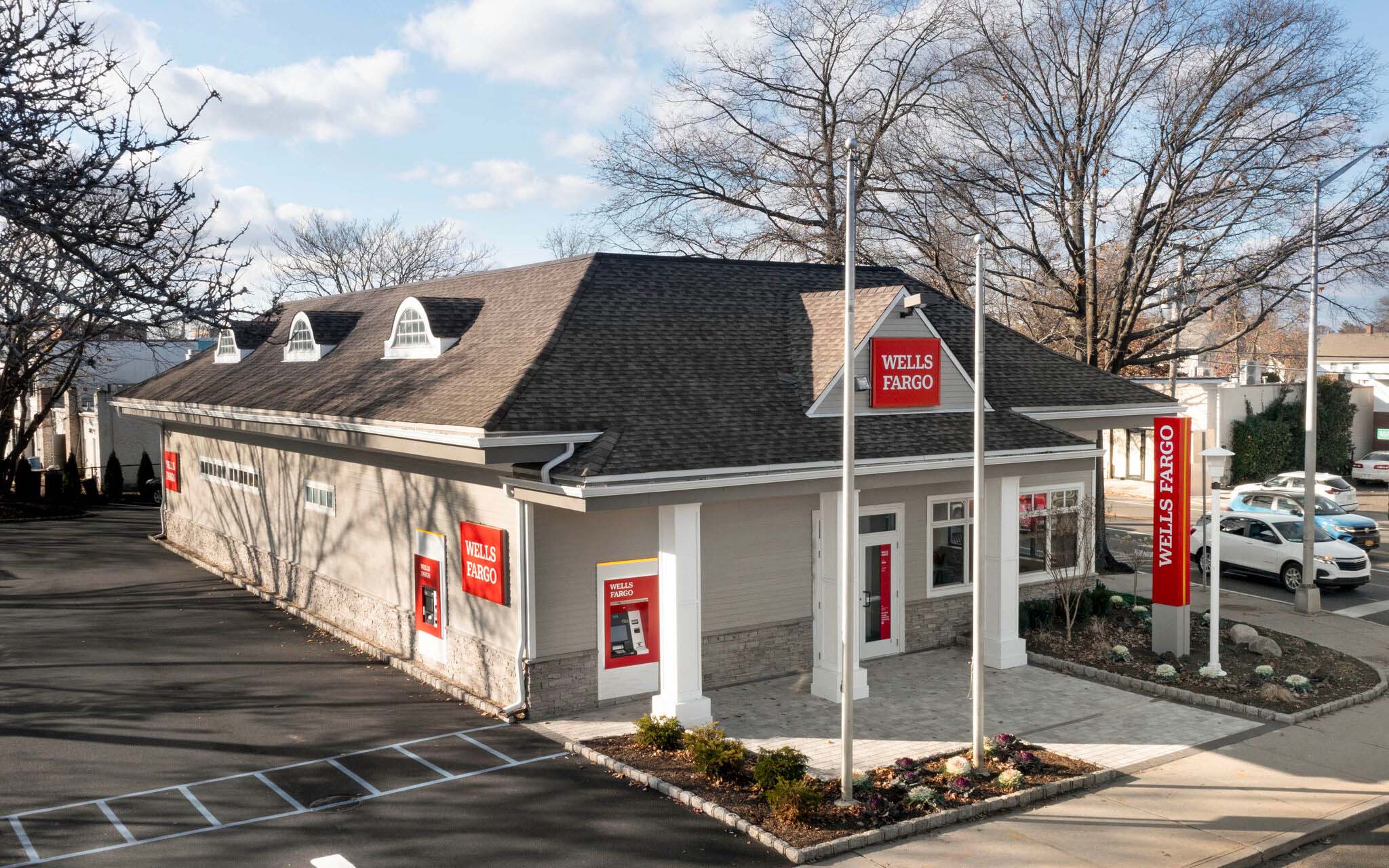 Wells Fargo grand opening gives $50K to United Way – The Long Island Times